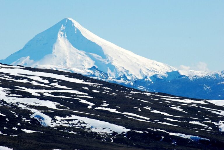 El Volcán Lanín: Guardian de la Frontera y Cima Sagrada de la Araucanía ...